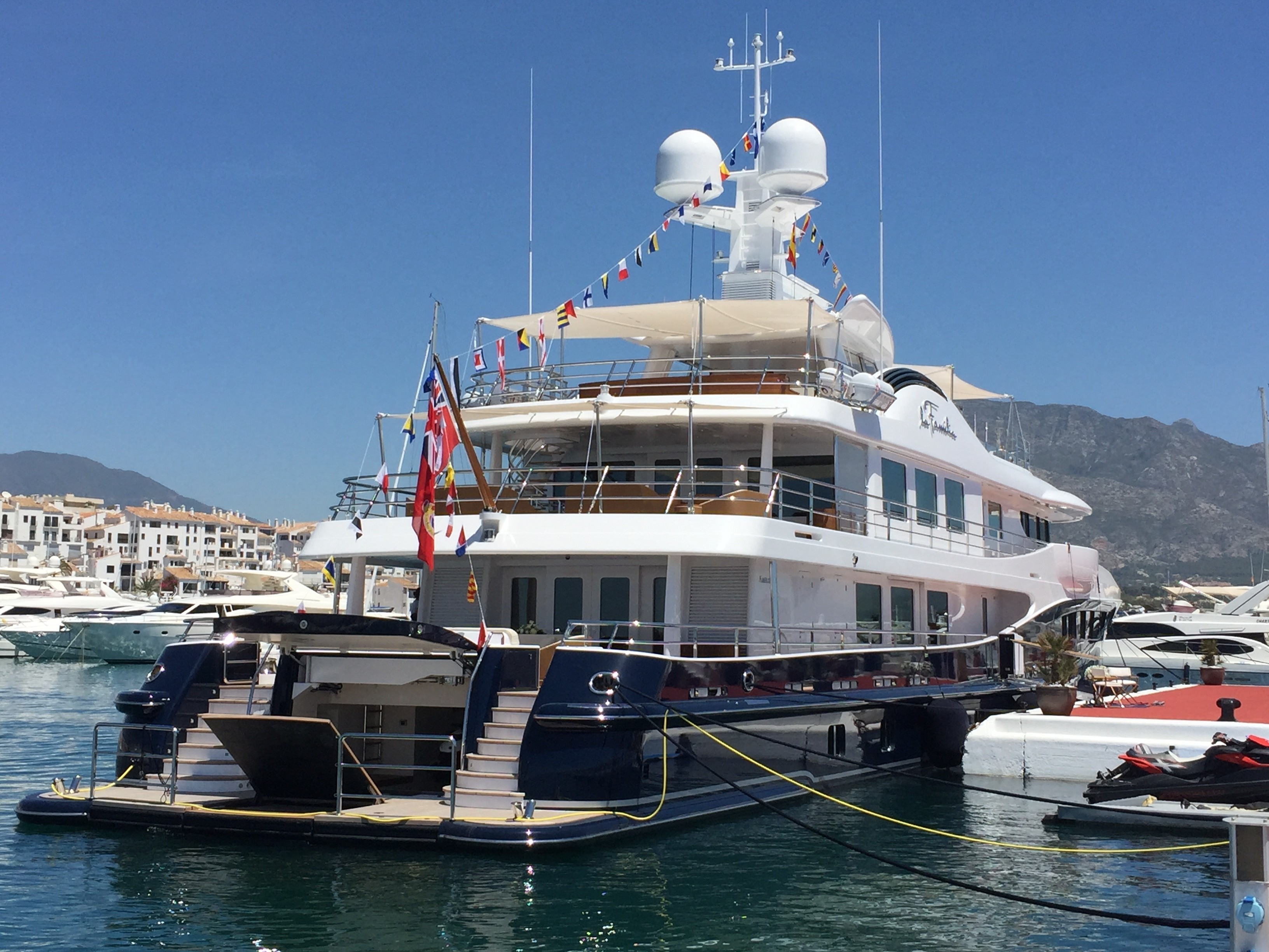 Yacht LA FAMILIA, an Amels LE 180 Superyacht | CHARTERWORLD Luxury ...